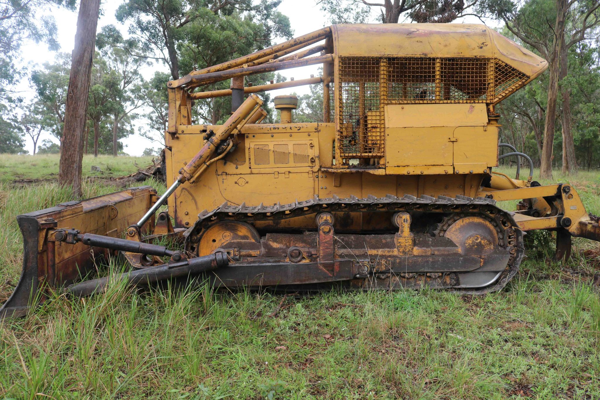 KOMATSU D65E-6 BULLDOZER | Australian Earthmoving