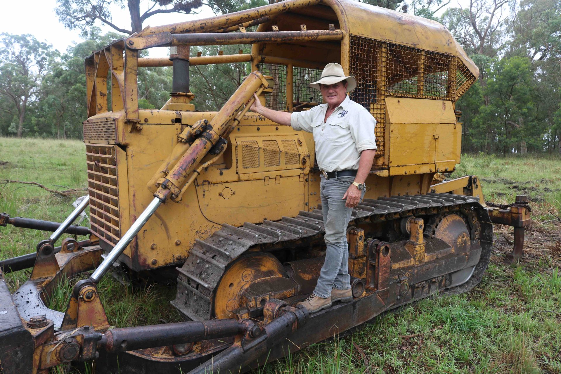KOMATSU D65E-6 BULLDOZER | Australian Earthmoving